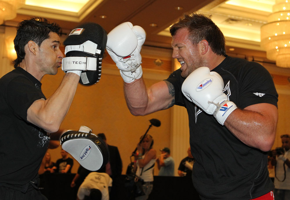 Снимки от отворената тренировка преди UFC 132 — MMA.BG