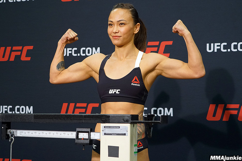 Michelle Waterson изглежда страхотно преди завръщането си в октагона ...